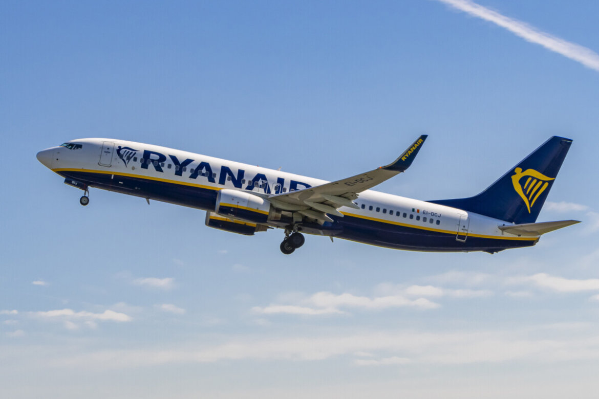 Ryanair places its biggest order ever for Boeing aircraft - Legendary ...
