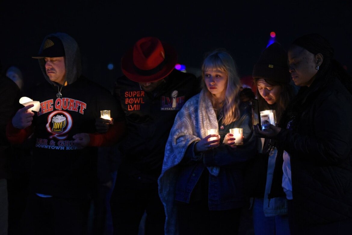 CNN reporter questions police chief on suspects in Kansas City shooting ...